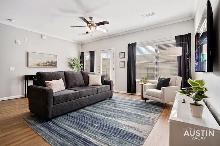 King Beds + Memory Foam Sleeper In Vibrant Atx Apt - Windsor Hills - Austin