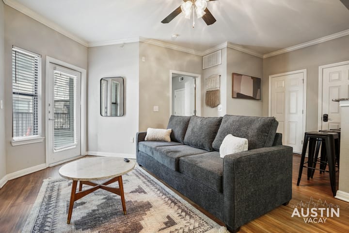 West Campus Accommodations + Pool + King Bedrooms - Austin, TX