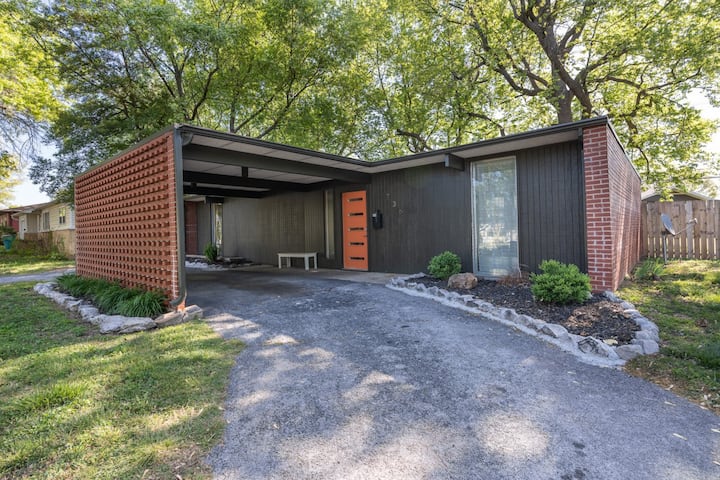 Retro Vibes | Mid-century Gem In Springfield - Springfield, MO