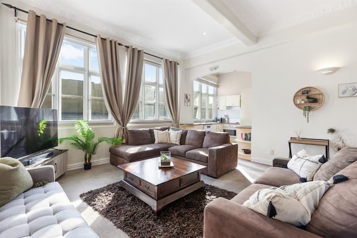 The Nest - Central, Sunny & Spacious Loft - Wellington