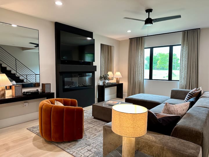 Group Adventure Hub W/ Private Roof Deck! - Memphis, TN