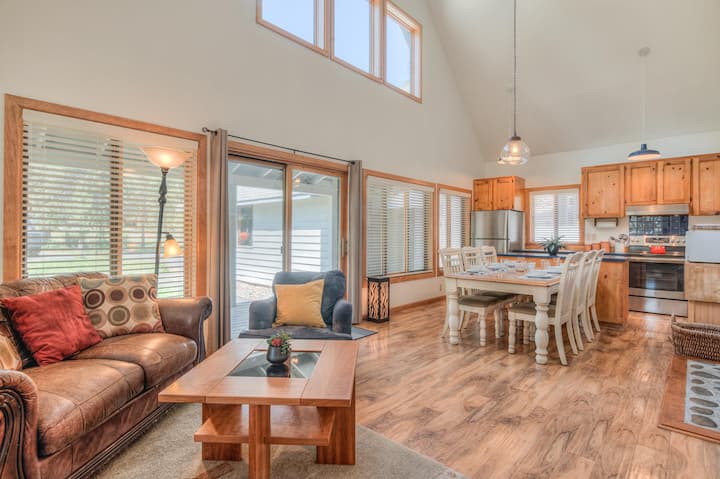 Tucked Beneath The Towering Pines On The Peaceful - Sunriver, OR