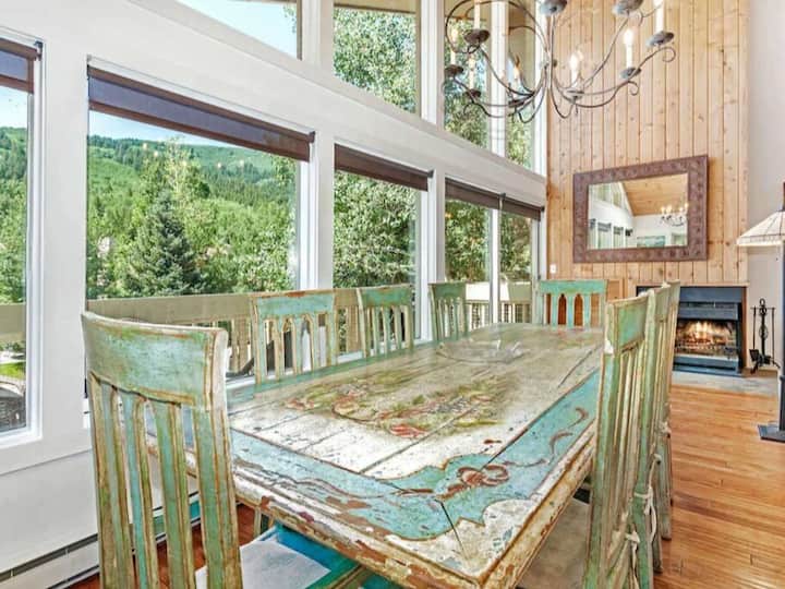 New! Airy W Mountain View & Private Hot Tub - Avon, CO