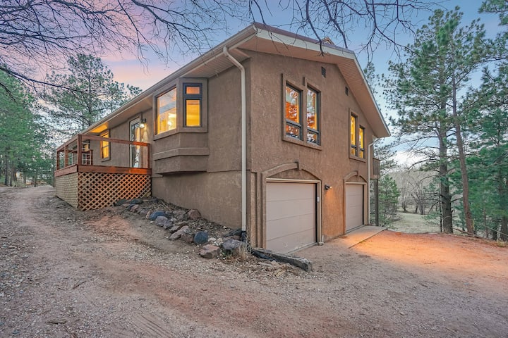 Cozy Retreat | Hot Tub | Upper Level Of Home - Colorado Springs, CO