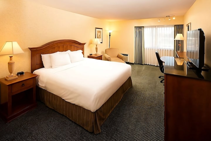 Best Choice! With Outdoor Pool & Free Parking! - Wenatchee, WA