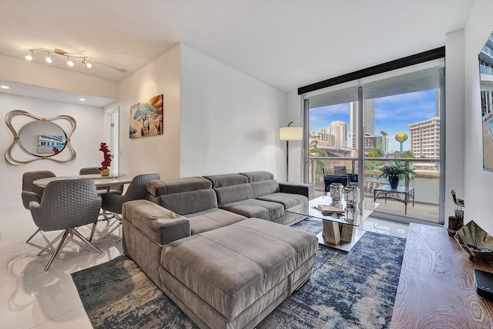 Upscale Resort 4 Bedrooms 3 Bath 302 - Hallandale Beach, FL