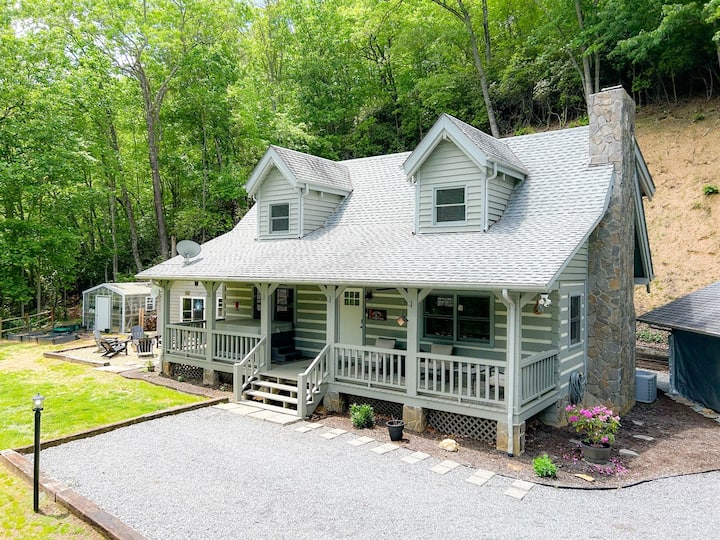 Smoky Mountain Cabin W/ Hot Tub & View | Cherokee - Sylva, NC