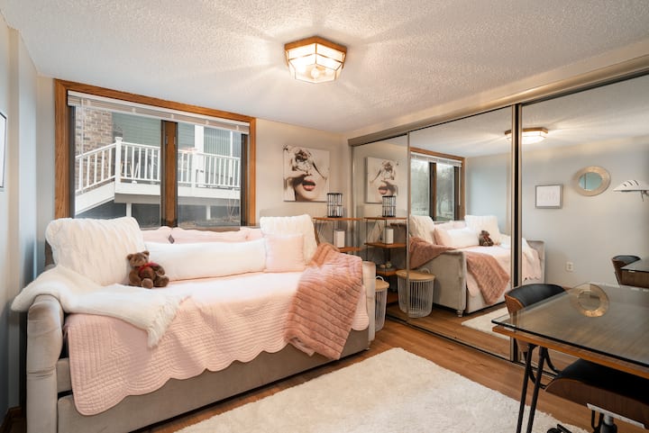Minnestay* Creekside Lodge | Near Paisley Park - Eden Prairie, MN