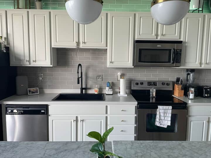 Waterfront 2 Bedroom Condo Large Patio - Sandusky, OH