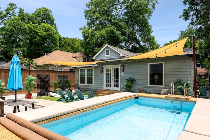 8 Blocks From Dt Austin Group Getaway With Pool - Austin, TX