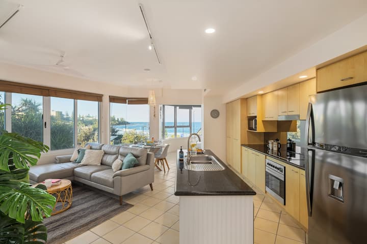 Oceanfront Views At Rolling Surf Resort - Caloundra