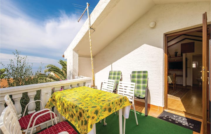 Lovely Apartment In Potocnica With Wifi - Lun