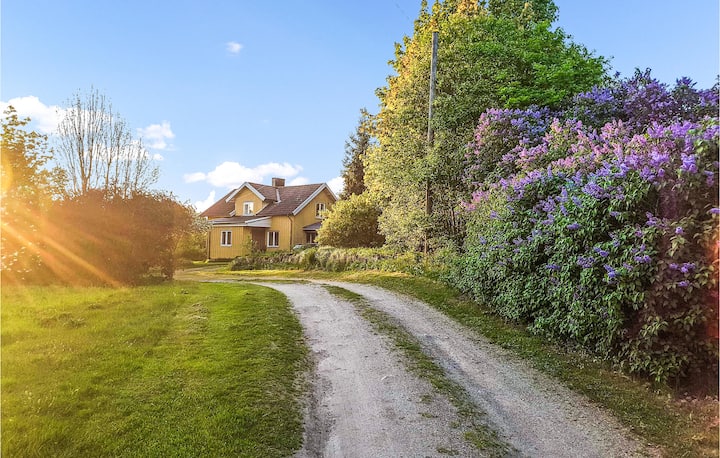 Lovely Home In Berghem With Wifi - Kinna