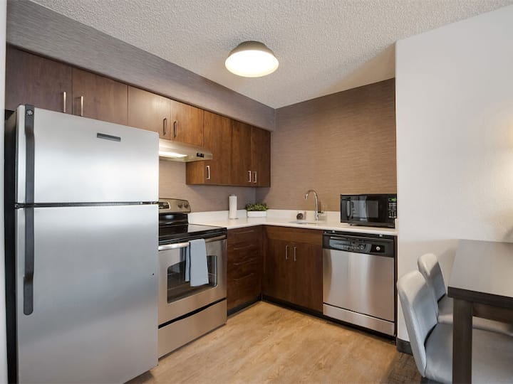 Relax And Unwind! 3 Modern Units, Full Kitchen! - Reno, NV