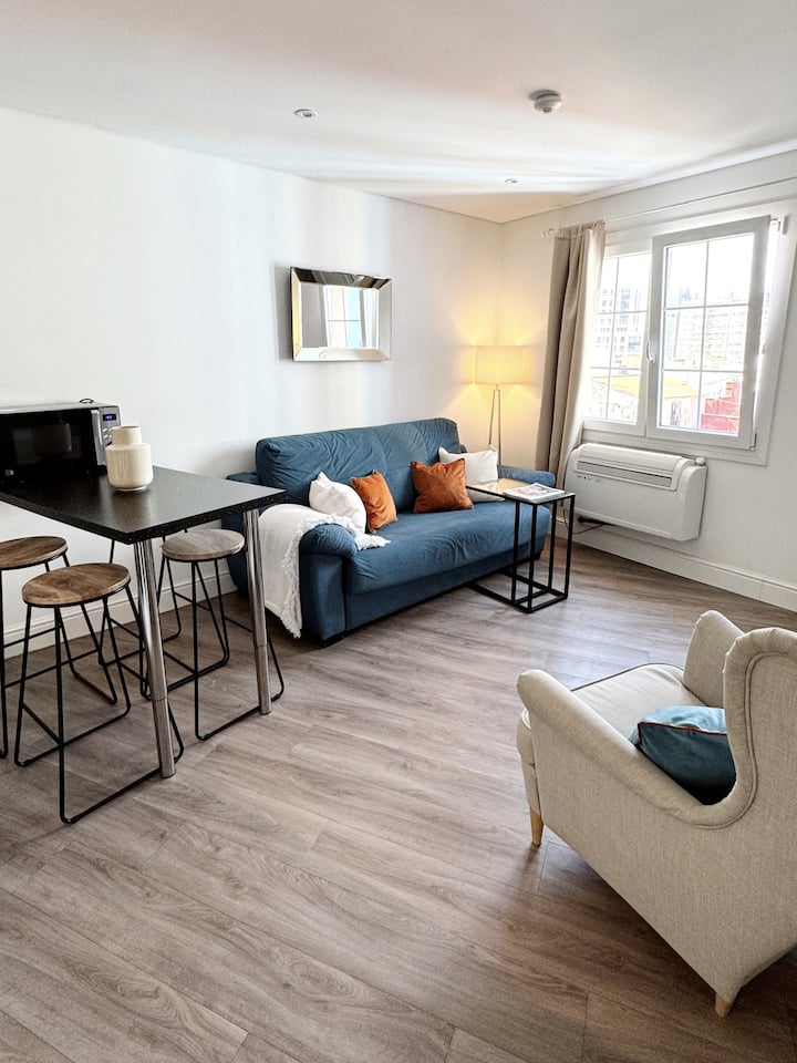 Deluxe City Centre 2 Bed Apt W/ Private Balcony - Gibraltar