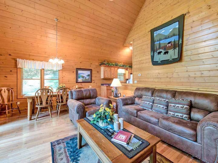 Idle Days | Stately Porch, Hot Tub, Pool Table - Gatlinburg, TN