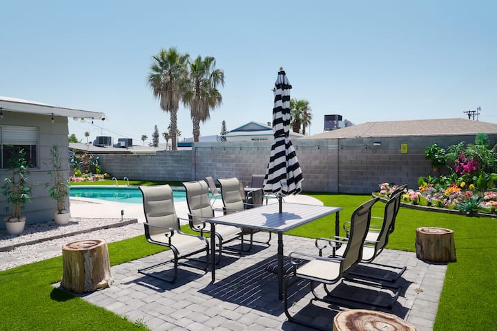 Vegas Hideaway With Jacuzzi & Pool By Strip - Las Vegas, NV