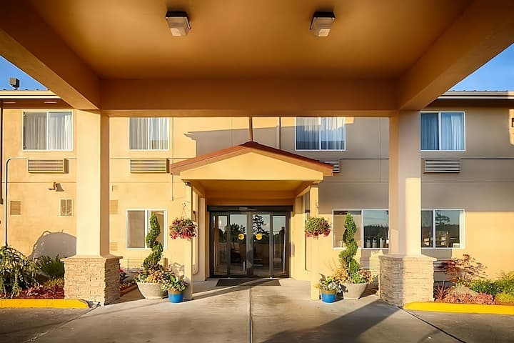 King Unit In Red Lion Inn & Suites Sequim, Pool - Sequim, WA