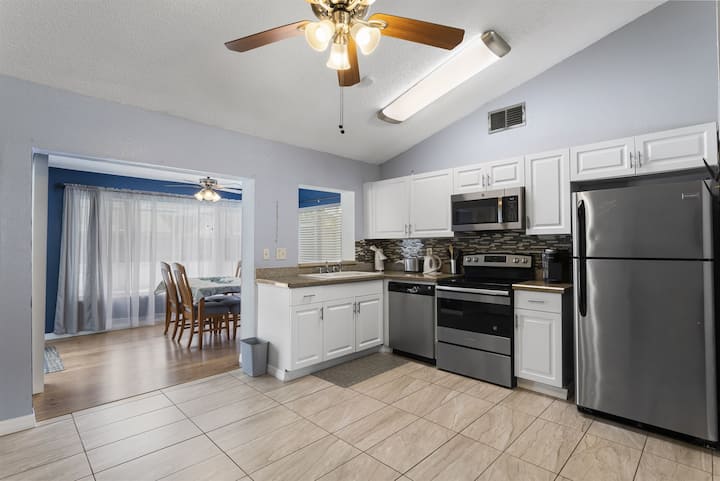 Adorable 2/2 Pool Home, Sleeps 6, Dellefield - New Port Richey, FL