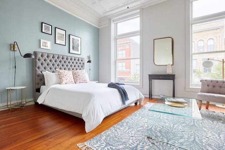 Sonder The Broughton | Queen Studio Apartment - Savannah, GA