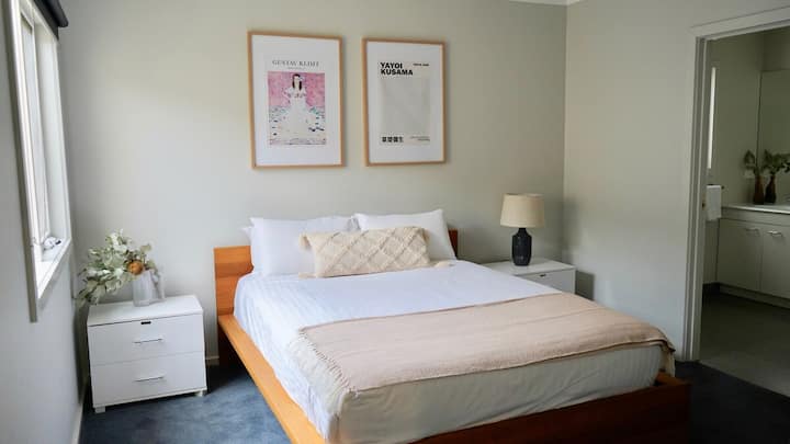 Honeysuckle St Cottage. Central Location. Sleeps 8 - Bendigo