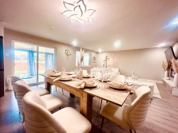 Spacious Retreat: Hottub | Firepit | Gym |Gameroom - 골든