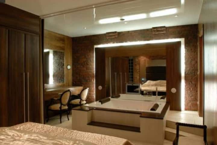 The Famous Floor Sleeps 26 - イギリス リバプール