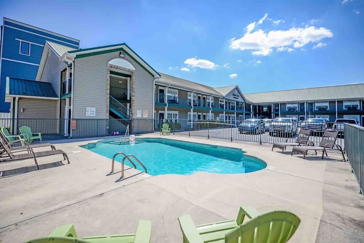 Warm & Welcoming Condo Pf Pool King Bed - Pigeon Forge, TN