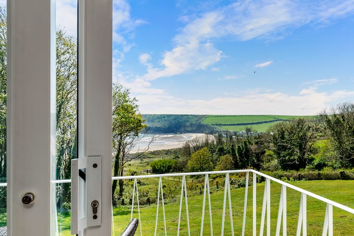 Salty Kisses - Sea Front Apartment - Freshwater East