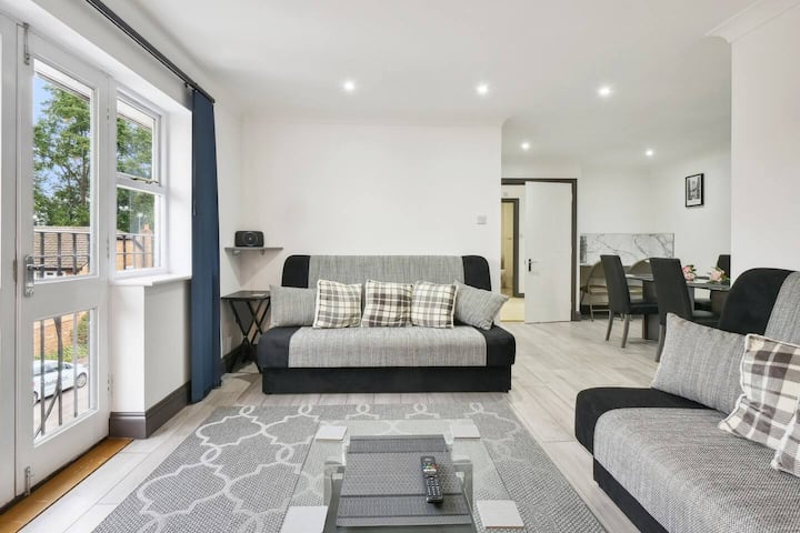 Elegant Penthouse • Heart Of Ascot - Woking