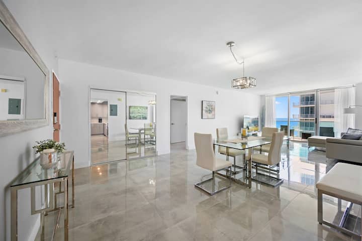 Comfort By The Sea: Large Oceanview 2 Bedroom +Den - Hollywood, FL