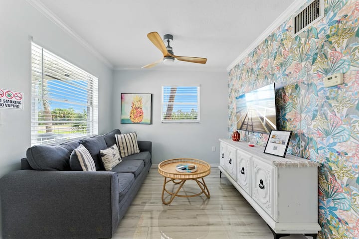 New Renovated Condo + Walk To Bay + 5-min To Ami - Bradenton, FL
