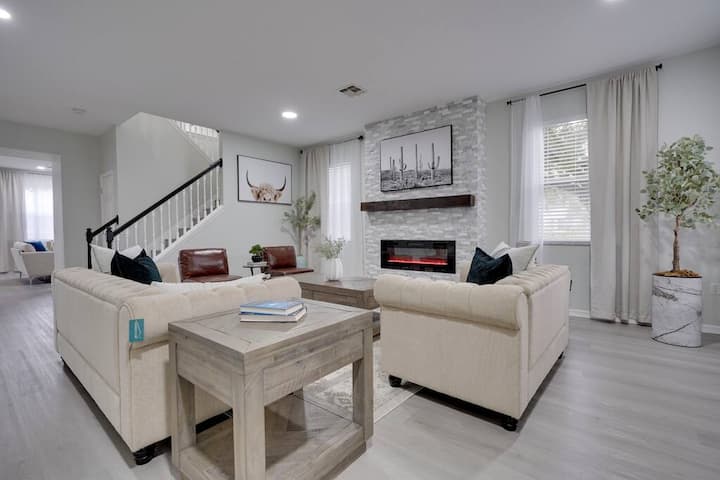 Family Pool Home Sleeps 12 By Disney! - St. Cloud, FL