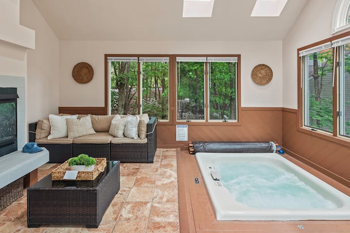 The Boulder Inn By Avantstay | Hot Tub & Game Room - Lake Harmony, PA