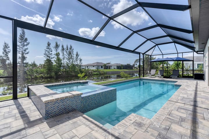 Cozy Canal Oasis | Relax, Swim & Savor The Sun - Cape Coral, FL