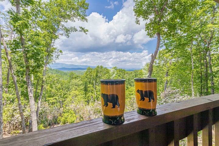 Lazy Bear Cabin, Mountain Views, Hot Tub, Fire Pit - Clarkesville, GA