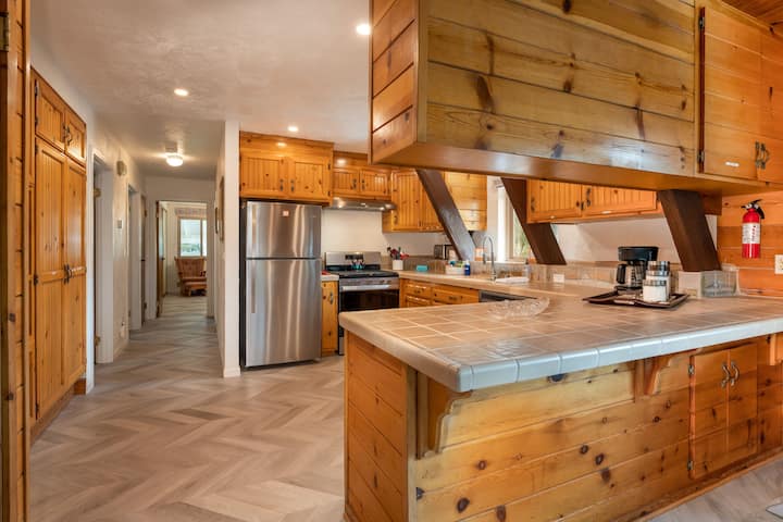 Quail Haven A-frame Cabin With Hot Tub! - Bass Lake, CA