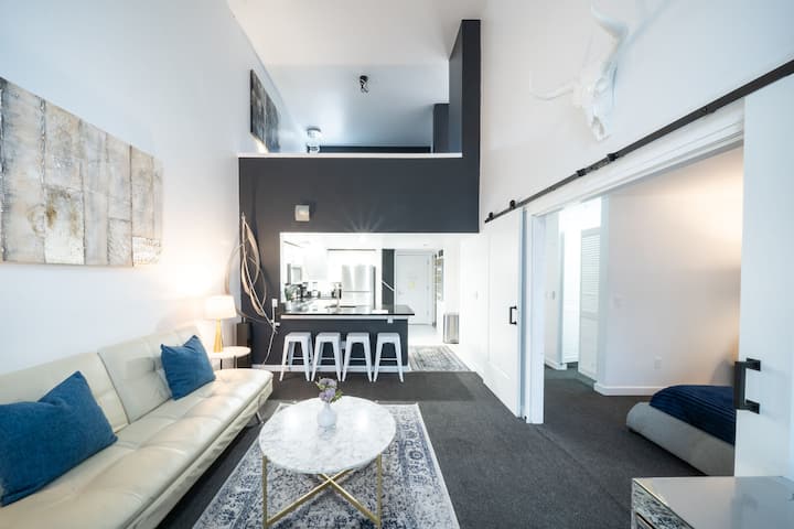 Space Needle Downtown Modern Top Story Penthouse - Seattle, WA