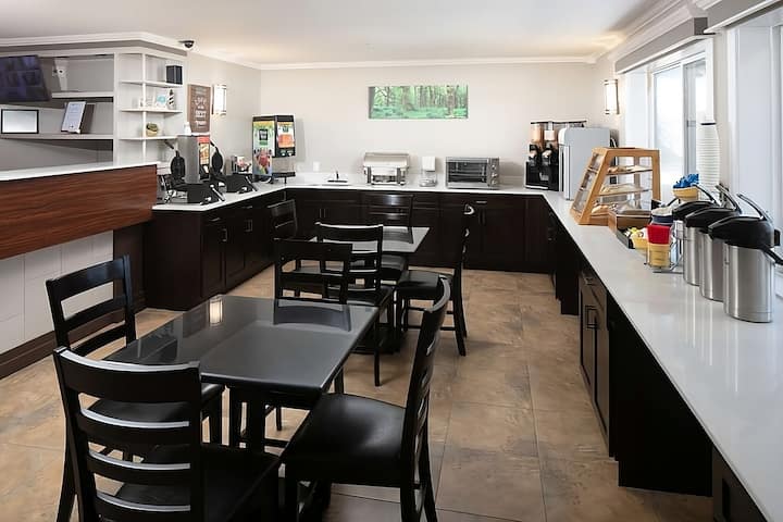Comfy Unit In Red Lion Inn & Suites Sequim, Pool - Sequim, WA