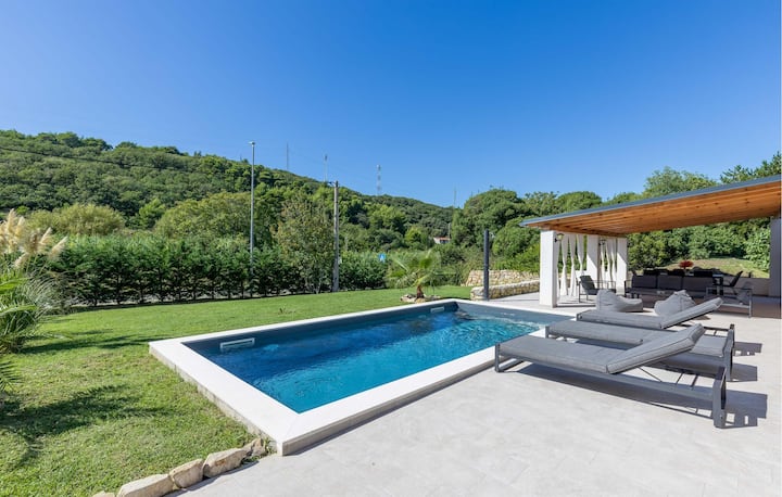 4 Bedroom Awesome Home In Mundanije - Rab