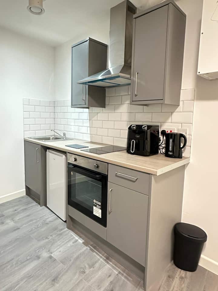 Train Station Apartments- Paid Parking - Leicester