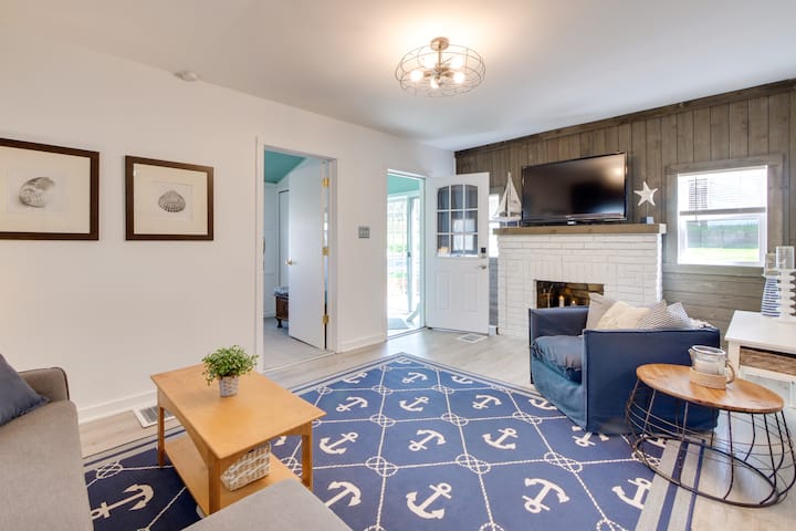 Walk To Lake: Nautical Akron Cottage W/ Deck! - Portage Lakes, OH