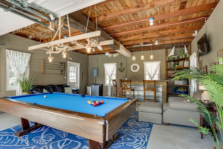 Hot Tub & Lake Access At Poconos Getaway! - Lake Wallenpaupack, PA