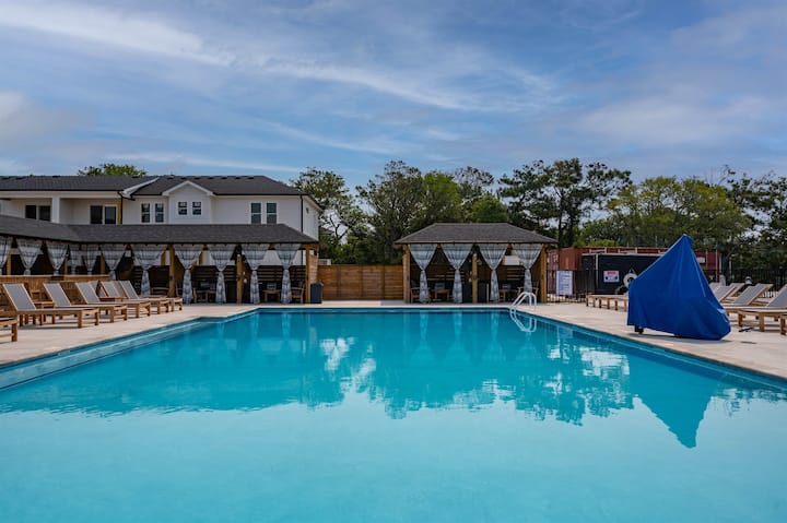 Fully Loaded! 2 Min Walk To Beach! Dogs Ok! Pool! - Corolla, NC