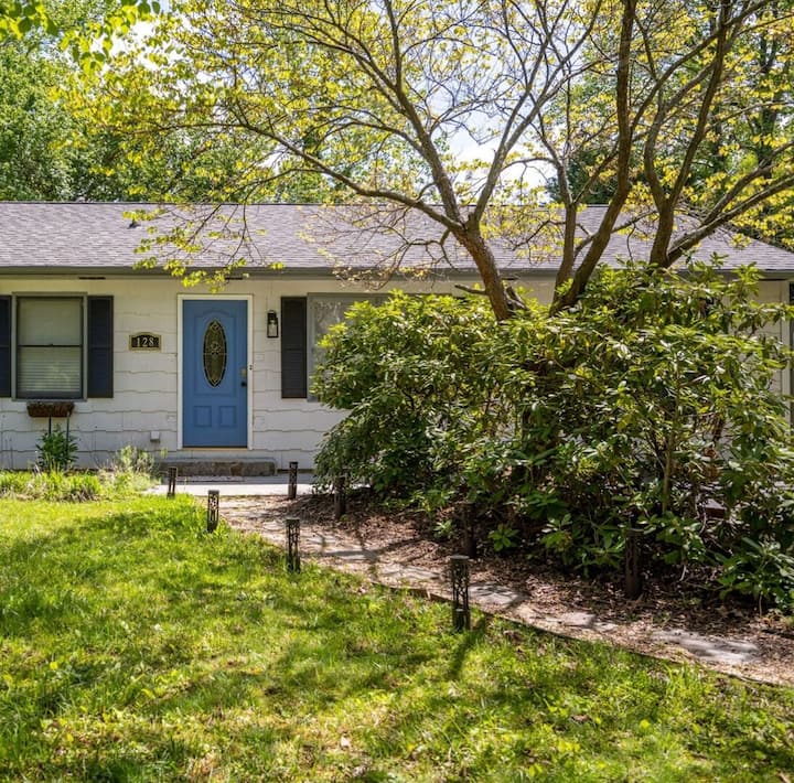 Oaken Hill With Hot Tub, Fire Pit, Fenced Yard - Black Mountain, NC