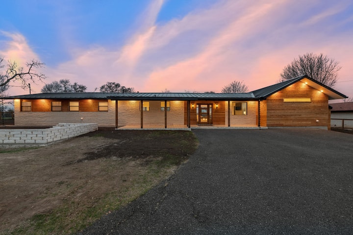 Guadalupe Bluff Modern House - Kerrville, TX