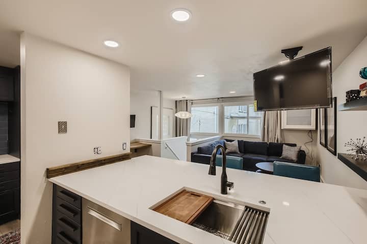 Central 1 Bd / 1 Ba Condo In Boulder - Boulder, CO