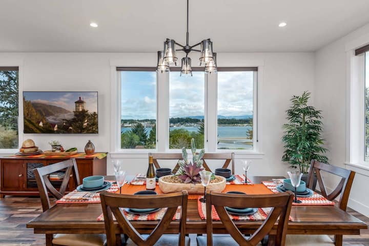 New Listing! Beautiful Upscale Bay View Home - Florence, OR