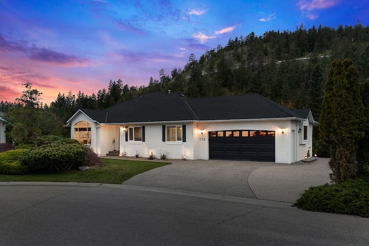 The Perfect Kelowna Getaway + Hot Tub+2 Fireplaces - Kelowna