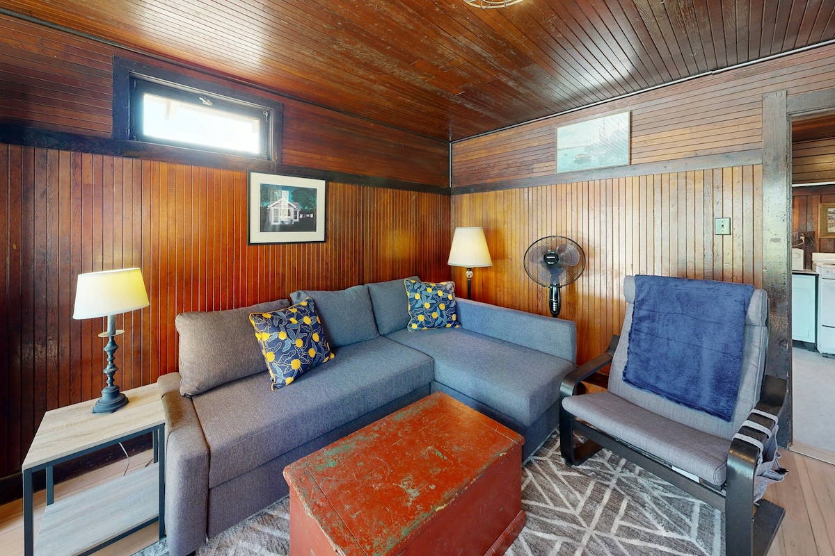 Classic 1BR cottage - walk to Inkwell Beach & town - Cottages for Rent ...